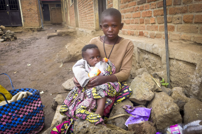 When Rwandan Mothers Work in DRC, Small Children Wait Alone at Border