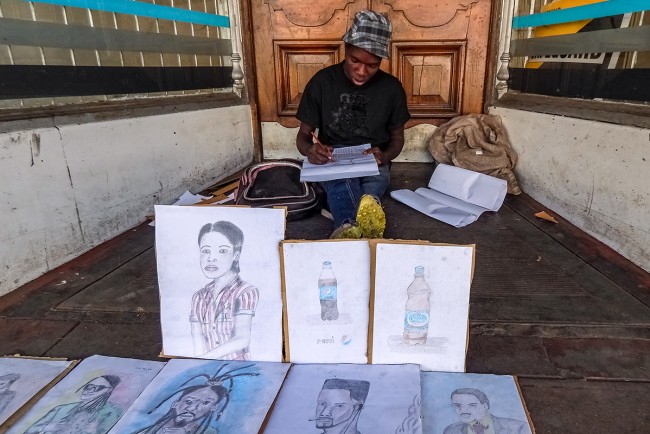 Street Artist Draws Portraits in Zimbabwean City