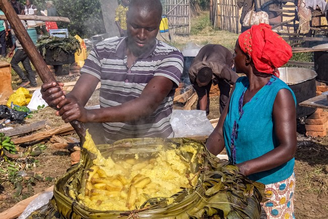 Ugandans Prepare Matooke for a Party