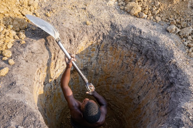 Zimbabwe Neighborhood Depends on Makeshift Wells for Water