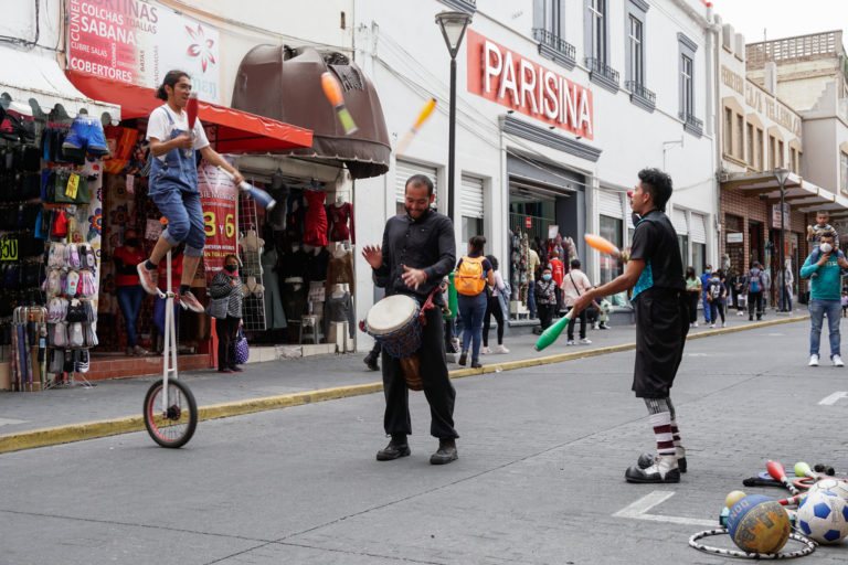 Performers Bring Mobile Circus to Mexican Street | Global Press Journal