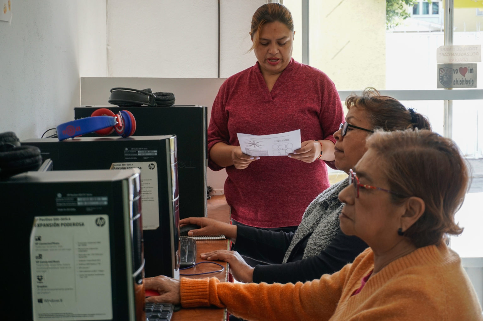 Cybercafe Owner Offers Computer Classes | Global Press Journal